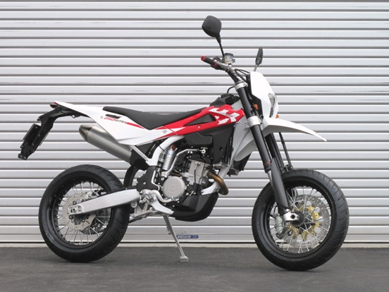 HUSQVARNA SM250R 2011年モデル入荷！｜新着情報｜MVアグスタ(MV AGUSTA)、ハスクバーナ(Husqvarna)、イタルジェット(ITALJET)の正規ディーラー｜タ ...
